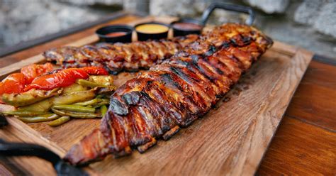 음식 근접 촬영 바베큐 레스토랑에서 구운 갈비 나무 쟁반에 야채와 소스를 곁들인 갈비 고해상도 사진 Unsplash의 구운 이미지