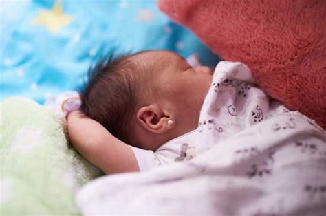 مراقبت های بعد از سوراخ کردن گوش نوزاد همه نکات مهم بهترین کودک