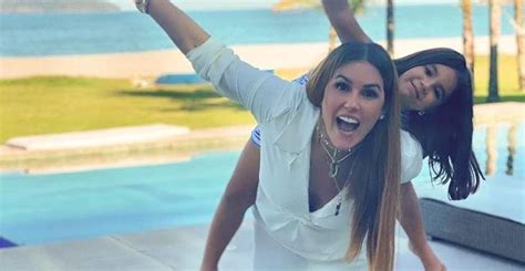 Deborah Secco Encanta Ao Surgir Fazendo Caras E Bocas A Filha