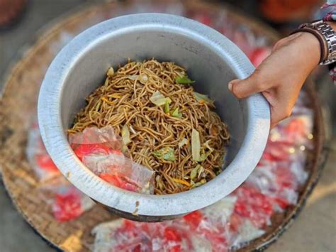 ဆားလင်းကြီးမြို့နယ်ရှိ စစ်ရှောင်စခန်း ၃ နေရာကို ခေါက်ဆွဲကြော် လှူဒါန်း Khit Thit Media