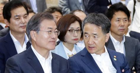 얘기 나누는 문 대통령과 박능후 보건복지부 장관