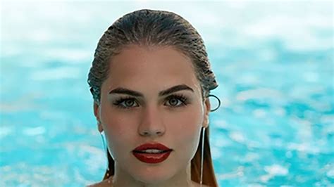 لباس تحریک آمیز زیباترین خانم شناگر در المپیک پاریس همه را غافلگیر کرد