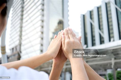 일 하는 사람들의 최대 7 손으로 조립 기업 회의 표시 기호 조인 강제로 팀워크 품질 및 팀웍과 비즈니스에서 효과적인 직원 개념