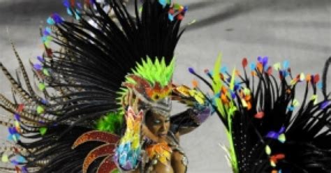 현란한 댄서뜨거운 브라질 카니발 축제