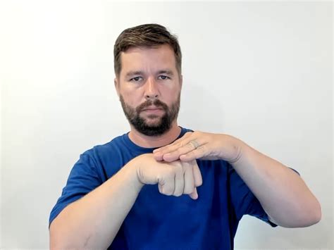 अपने दोनों हाथों से शुरू करें दोनों हथेलियों के साथ नीचे और अपने गैर प्रमुख हाथ के ऊपर अपने