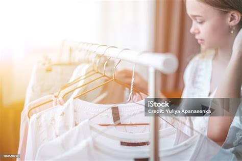 의류 패션 스타일과 사람들의 개념 가정 옷장에서 옷을 선택하는 여성 아침에 무엇을 입고 있는지 를 경멸하는 아름다운 젊은 여성 결정에 대한 스톡 사진 및 기타 이미지