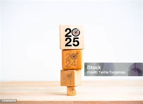 2025년 사업 목표와 성공 기치 개념 2025년 2024년 2023년 2022년 흰색 배경에 작은 크기에서 큰 크기로 쌓인