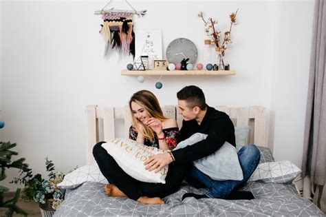 Feliz Natal Casal Jovem Comemorando O Natal Foto Grátis