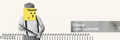 현대 미술 콜라주 창의적인 디자인 진지한 사람 야구 방망이를 들고 서 있는 중년의 성숙한 남자 기치 1950 1959 년에 대한