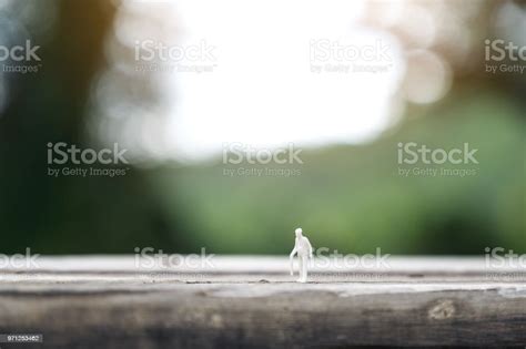 나무 테이블에 걸어와 서 지팡이 사용 하 여 늙은이의 미니어처 그림 모델의 근접 촬영 이미지 배경 흐림 개념에 대한 스톡 사진
