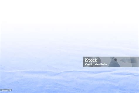 밝은 밝은 하늘색과 희미한 흰색 색상 거친 빈 빈 가로 옴 브레 구겨진 종이 주름진 벡터 배경 미묘한 질감 0명에 대한 스톡 벡터 아트 및 기타 이미지 Istock