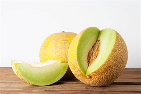 노란 멜론 신선한 멜론 절연 슬라이스 멜론 나무 테이블 회색 배경 여름 과일입니다 0명에 대한 스톡 사진 및 기타 이미지 0