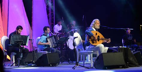مارسيل خليفة والجمهور يغنيان في البترون فوشيا