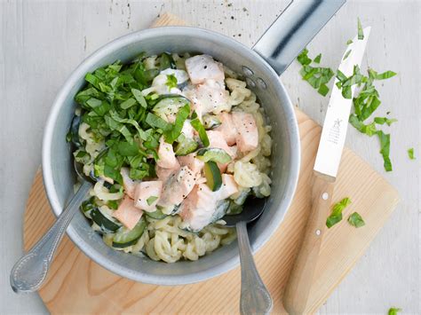 Pasta mit Lachs One Pot Pasta mit vielen Omega Fettsäuren Rezept EAT SMARTER