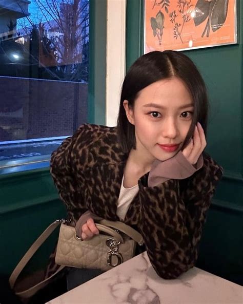 호피걸 된 고민시 680만원 명품 D사 가방 들고 브이…힙한 걸크러시 텐아시아