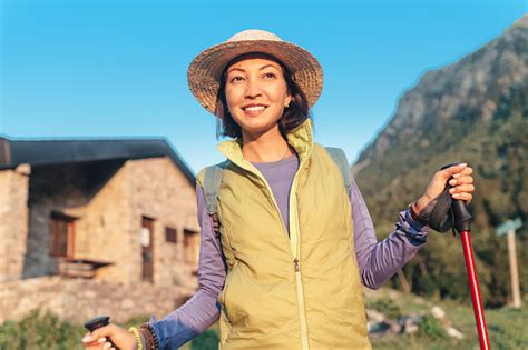 피레네 산맥의 아름 다운 쉼터 석 오두막 건물 근처에 있는 젊은 여성 하이커 야영 하이킹 및 어드벤처 컨셉 안도라에 대한 스톡 사진 및 기타 이미지 Istock