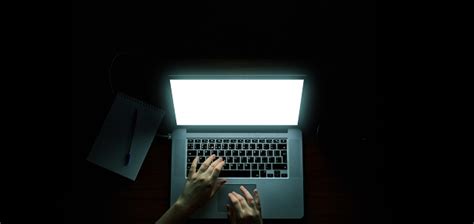 어두운 방에서 노트북과 휴대 전화 입력 텍스트와 함께 작업 후드에 오버 헤드 해커 Cpu에 대한 스톡 사진 및 기타 이미지