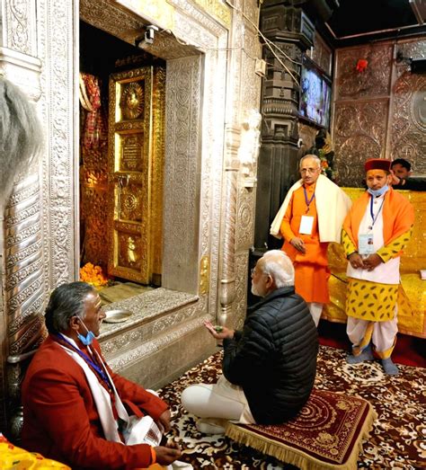 Badrinath Prime Minister Narednra Modi Offers Prayers In Badrinath Temple