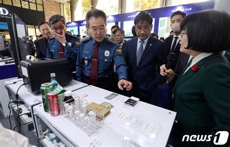 마약음료 걸러내는 휴대용 마약탐지 키트 살펴보는 윤희근 경찰청장