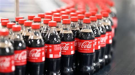 Umstrukturierung Coca Cola schließt fünf Standorte in Deutschland