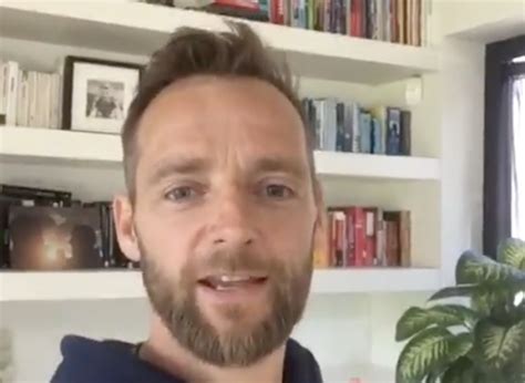 📸 Karsten Kroon Maakt Grandioze Entree In Theatershow Tom Dumoulin Handstand