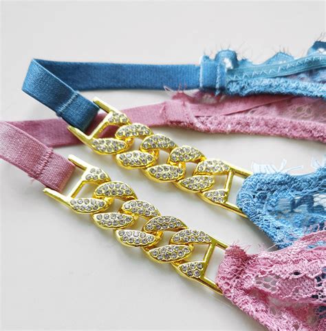 Chilot Tanga Sexy Din Plasa Cu Model Accesorizat Cu Lant Auriu Cu Stra