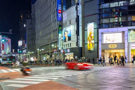 到了晚上日本在东京涩谷区的繁忙的街道上图片 包图网企业站