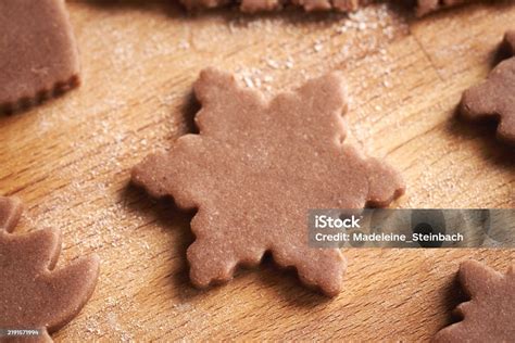생과자 반죽에서 잘라낸 별 모양 수제 진저 브레드 크리스마스 쿠키 준비 12월에 대한 스톡 사진 및 기타 이미지 12월 강림절 겨울 Istock