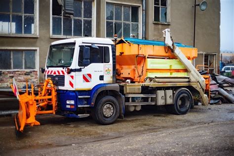Община Мездра е в готовност за зимно поддържане на градските улици и на общинските пътища снимки