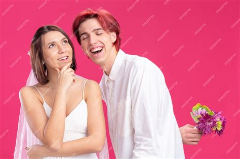 Feliz Pareja De Novios El Novio Y La Novia Mirando Feliz Y Alegre Novio