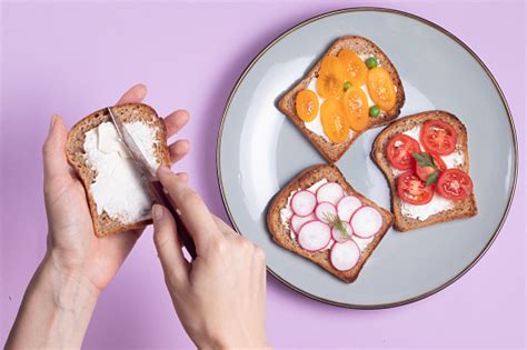 보라색 배경에 야채와 크림 치즈와 채식 샌드위치를 준비하는 여자 0명에 대한 스톡 사진 및 기타 이미지 0명 건강한 식생활