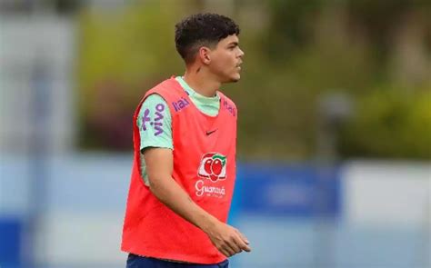 Sampaoli preza condição física e Ayrton Lucas pode ser desfalque em