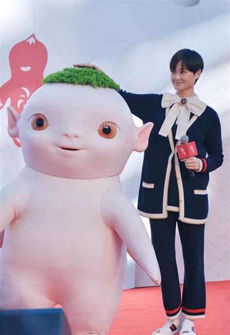 李宇春活動私服街拍拿扇子的動作簡直帥呆了 每日頭條