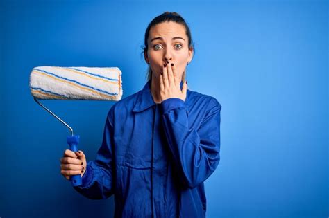 Junge Schöne Blonde Malerin Mit Blauen Augen Die In Uniform Malt Den
