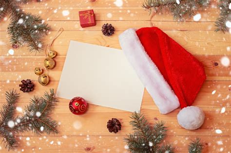 푹신한 산타 모자 텍스트 크리스마스 장식과 나무 배경에 전나무 가지에 대한 빈 카드 0명에 대한 스톡 사진 및 기타 이미지 0명 겨울 계절 Istock