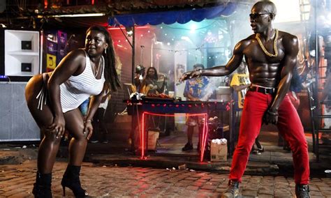 Do batidão do baile funk ao bate bola fotos de Vincent Rosenblatt no Rio viram exposição
