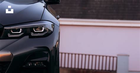 벽돌 벽과 나무가있는 마당에 주차 된 두 대의 자동차 사진 Unsplash의 무료 자동차 이미지