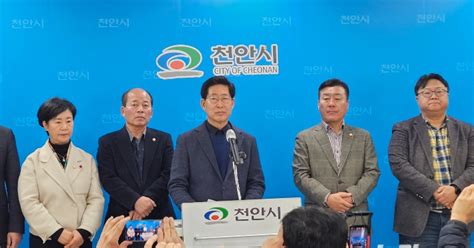 출마·불출마 남의 집에서 거취 표명지역 패싱 뒷말