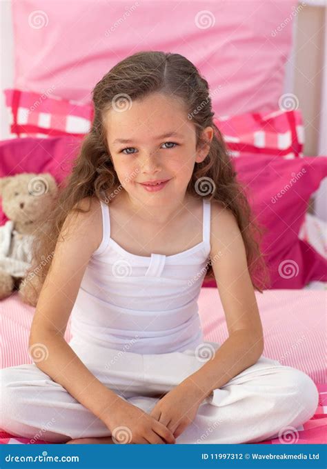 Kleines Mädchen Das Auf Bett Sitzt Stockfotografie Bild 11997312