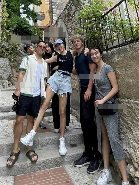 谷愛凌度假曬照，穿牛仔短褲一雙長腿無處安放，合照身高對比強烈 每日頭條