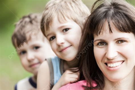 Ibu Dan Anak Laki Laki Kepala Wanita Foto Latar belakang Dan Gambar Untuk Download Gratis - Pngtree