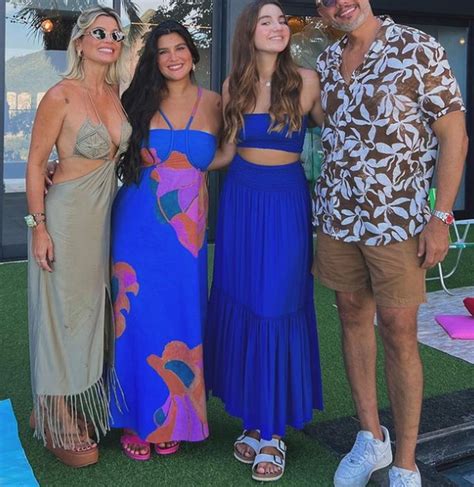 Flávia Alessandra abre álbum de fotos de aniversário da filha mais