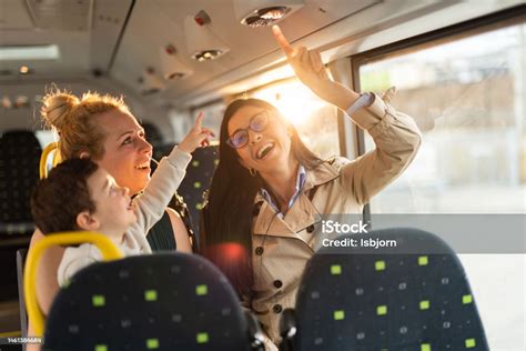 Dua Teman Perempuan Yang Bepergian Dengan Bus Foto Stok Unduh Gambar