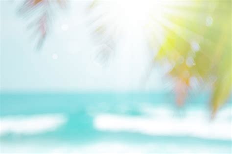 보케 태양 빛 파도 추상적 인 배경열대 해변에 아름다운 자연 녹색 야자수 잎을 흐리게 여름 휴가 및 비즈니스 여행 개념의 공간을 복사합니다 빈티지 톤 필터 효과 색상 스타일