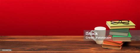 머그잔 파노마 빨간 배경에 좋은 복사 공간 오래된 책의 더미 이미지 0명에 대한 스톡 사진 및 기타 이미지 0명 갈색 개체 그룹 Istock