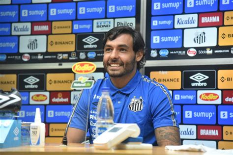 Ricardo Goulart é apresentado no Santos veja fotos Gazeta Esportiva