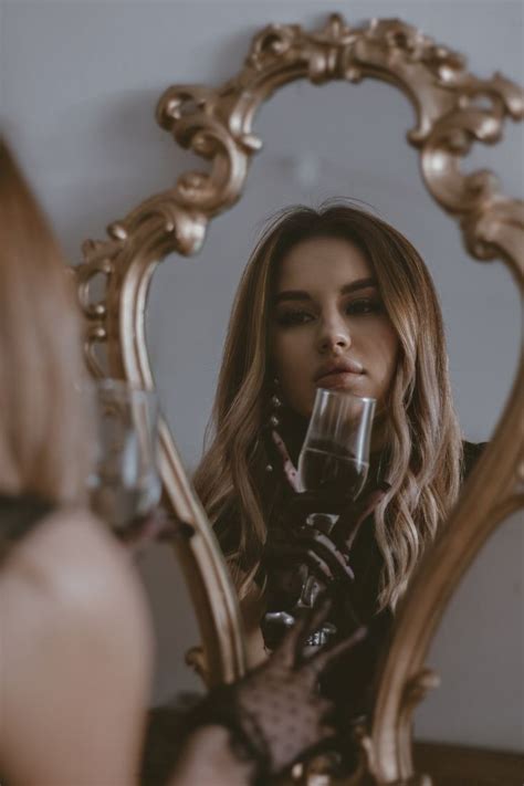 девушка в зеркале