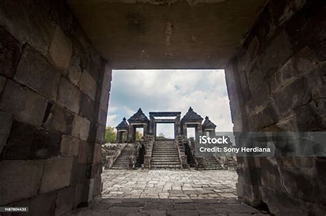Pintu Gerbang Indah Kompleks Candi Dan Istana Ratu Boko Sebuah Bangunan Bersejarah Dan Bangunan