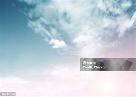 아침 배경 동안 구름 하늘 일출 블루 파스텔 천국 소프트 포커스 렌즈 플레어 햇빛 평화로운 자연의 추상적 인 흐린 흰색 시안 그라데이션 오픈 뷰 창 아름다운 여름 봄 광선에