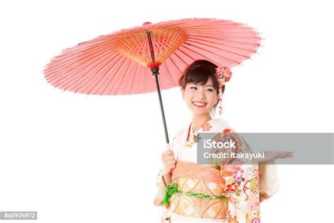 흰색 배경에 고립 후 리소 데를 입고 매력적인 아시아 여자 걷기에 대한 스톡 사진 및 기타 이미지 걷기 기모노 드레스
